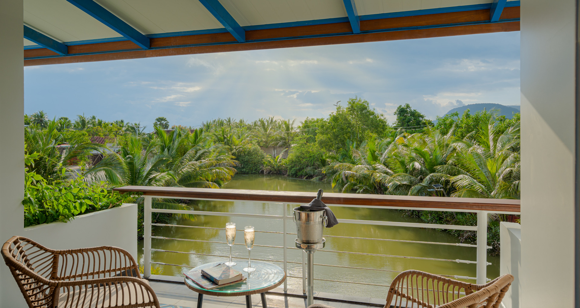 DELUXE TWIN RIVER VIEW BALCONY - Komsan Kampot Resort